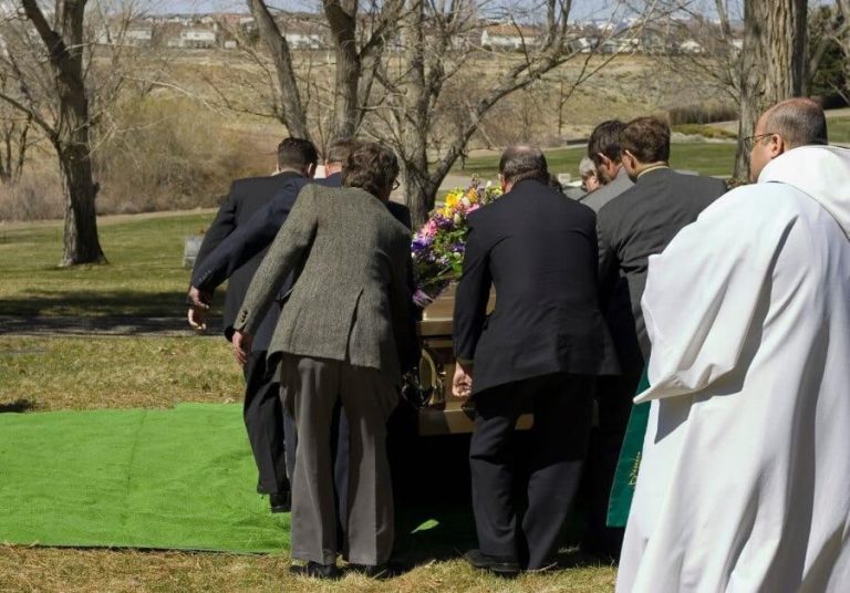 What is a Pallbearer: Knowing 3 Important Duties