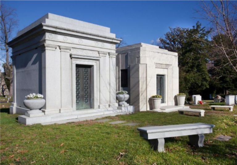 Crypt vs Mausoleum: Differences Between 2 Options